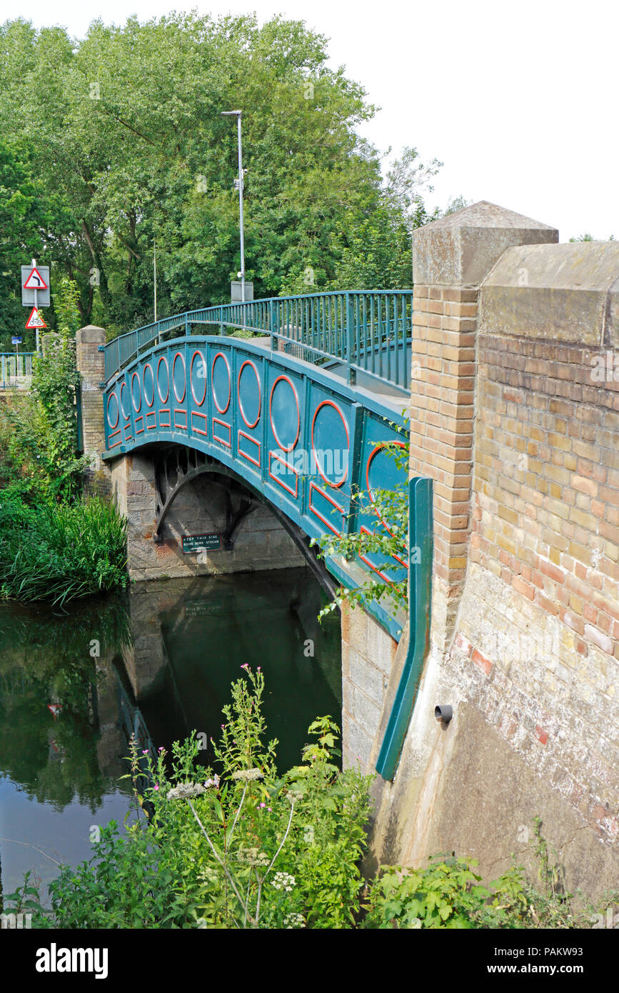 The early 19th century cast iron road bridge crossing the River Wensum ...