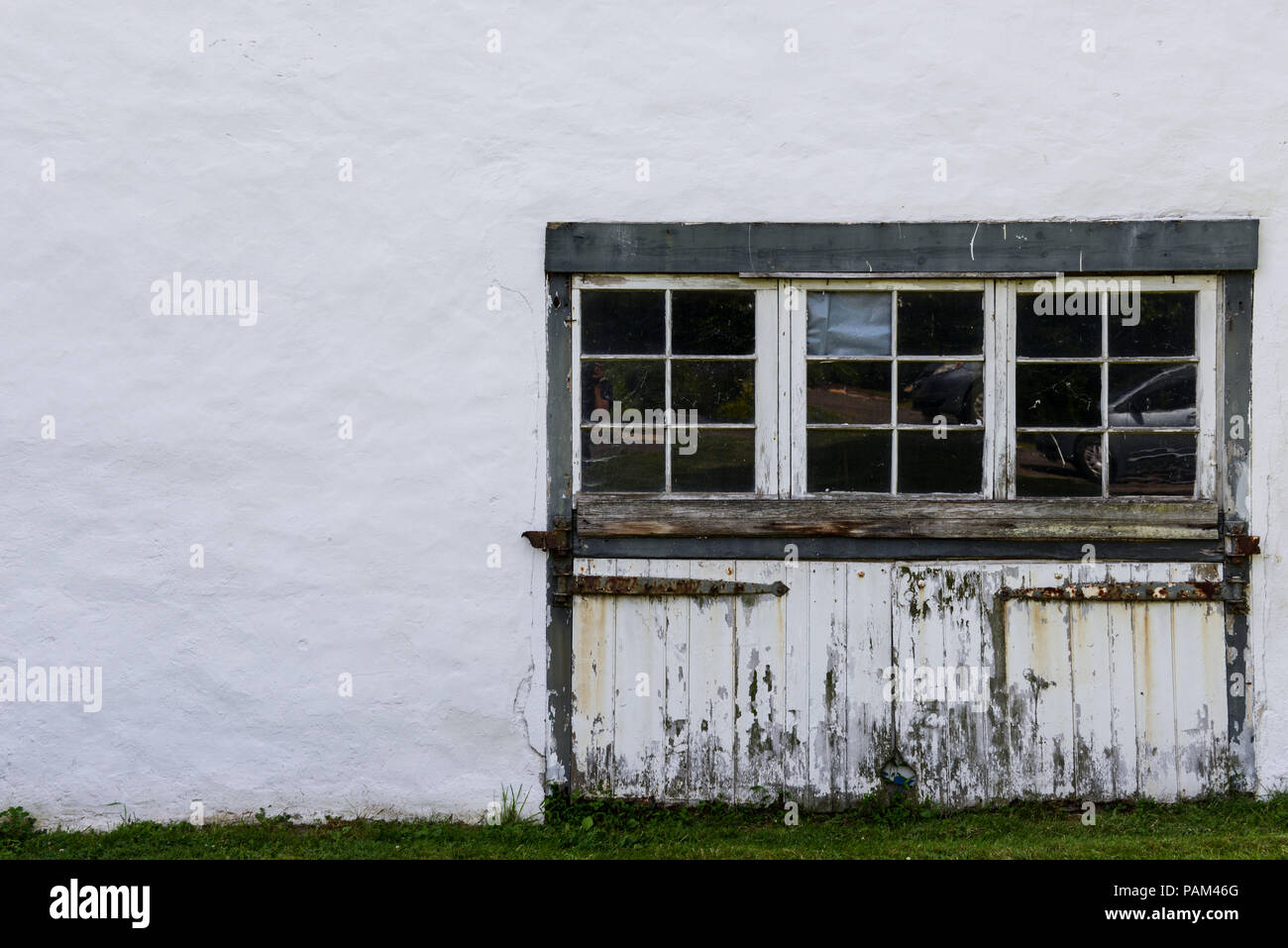 Old white farmhouse weathered barn hi-res stock photography and images ...