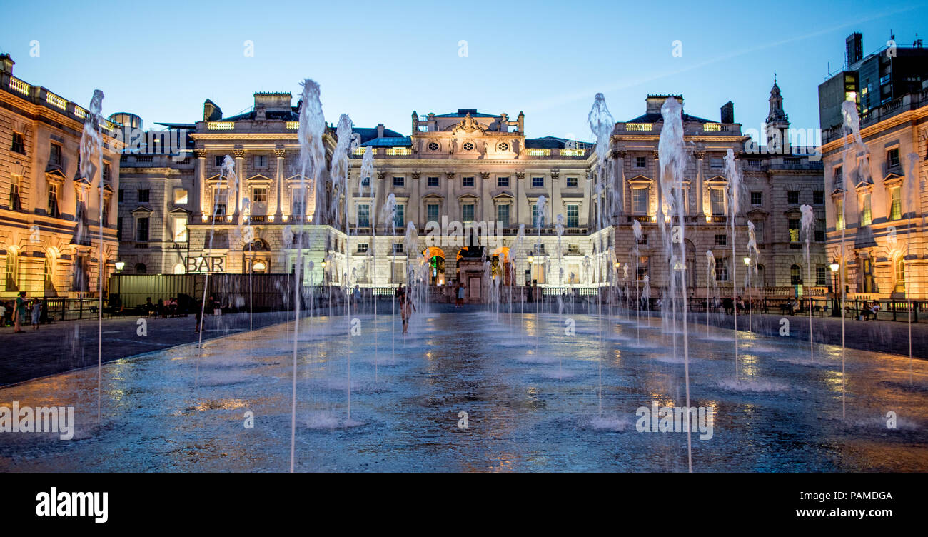 Fountains of somerset house hi-res stock photography and images - Alamy