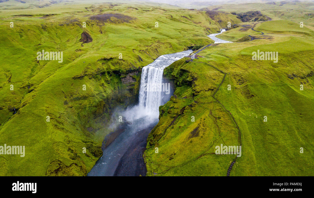 Landscape above skogafoss waterfall hi-res stock photography and images ...