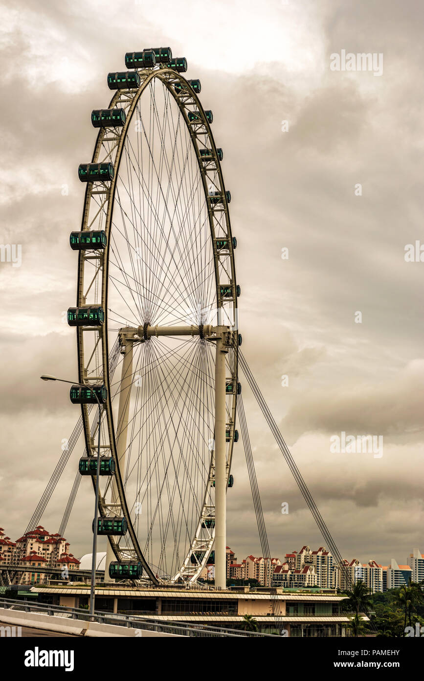 Singapore flyer it is huge 165meter public observation wheel opened in ...
