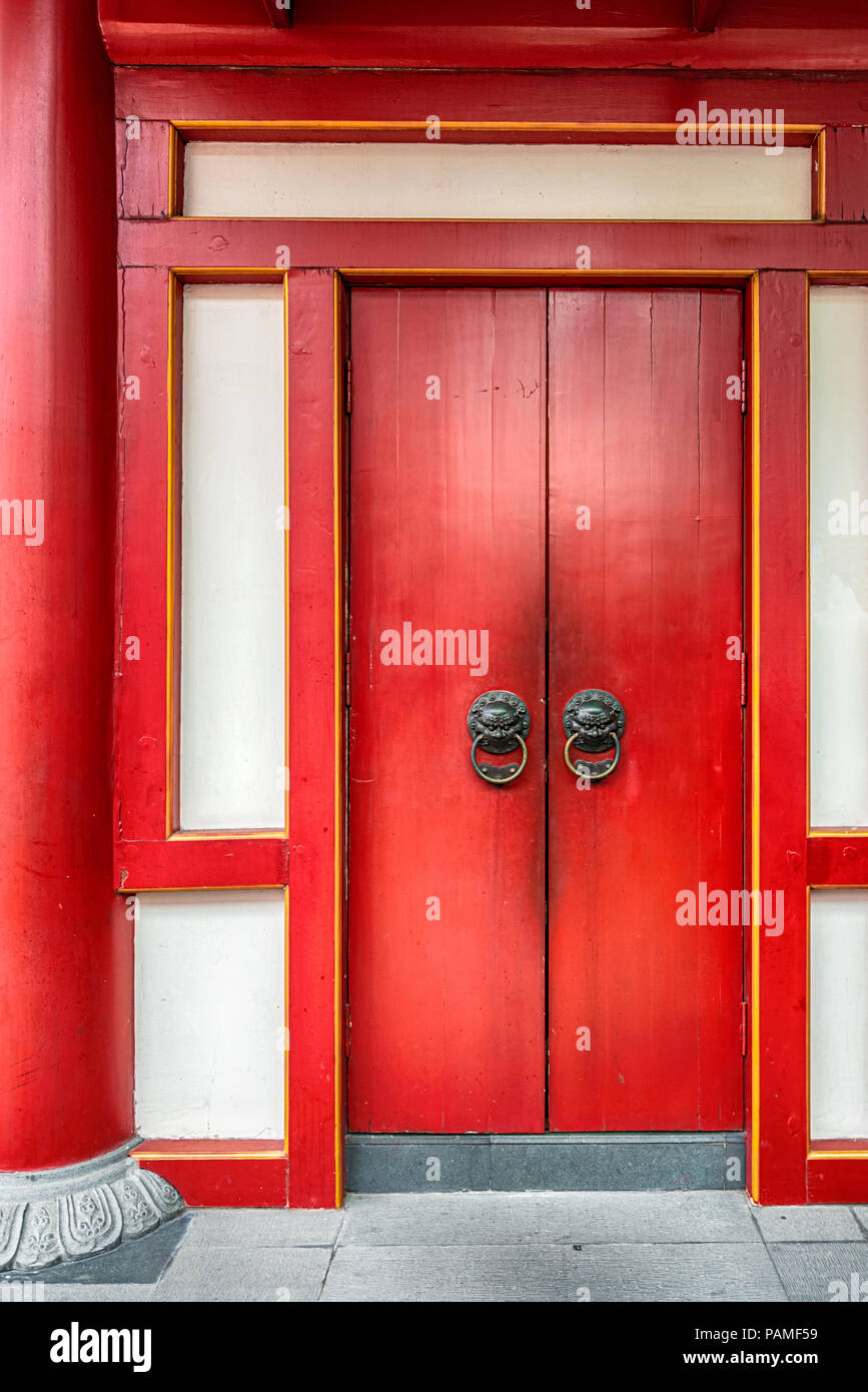 View at the red entrance doors to the temple in Chinatown, Singapore ...