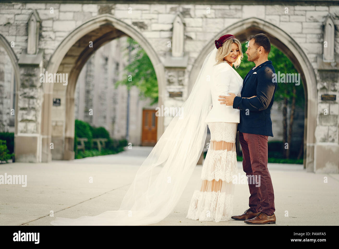 Building background park couple hi-res stock photography and images - Alamy