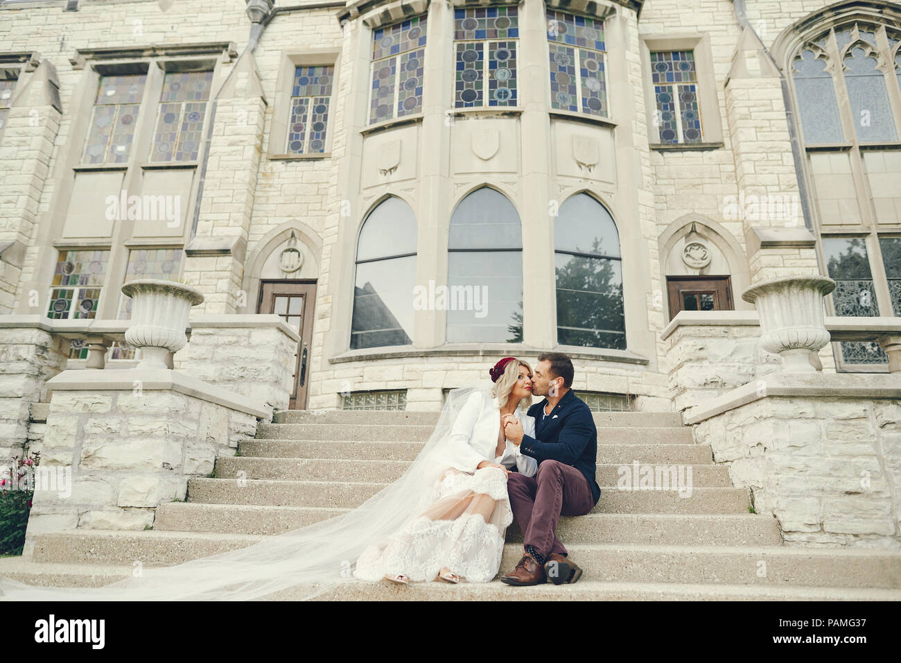 Building background park couple hi-res stock photography and images - Alamy