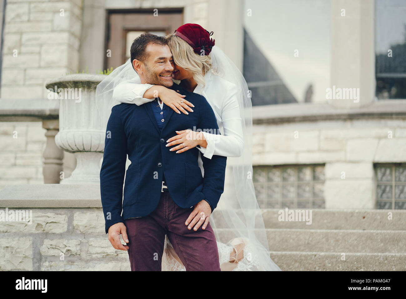 Building background park couple hi-res stock photography and images - Alamy