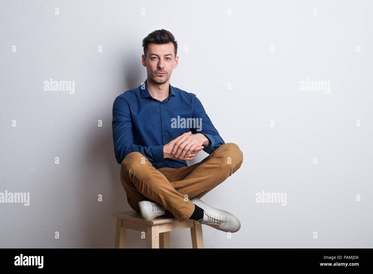 Man sitting on stool hi-res stock photography and images - Alamy