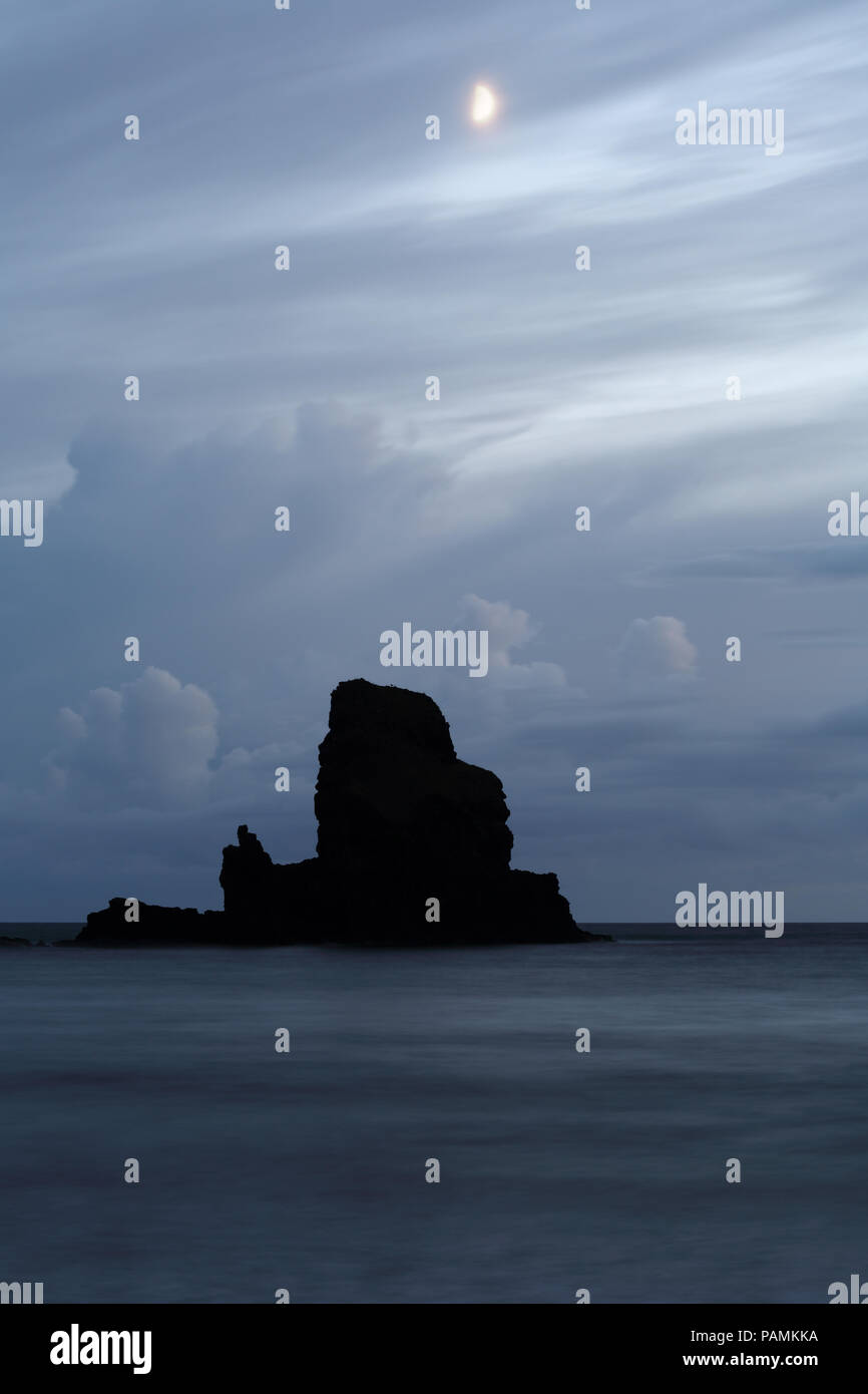 Talisker bay stack hi-res stock photography and images - Alamy
