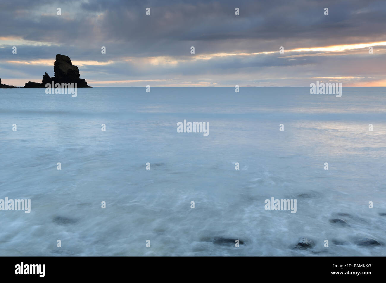 Talisker bay sea stack hi-res stock photography and images - Alamy