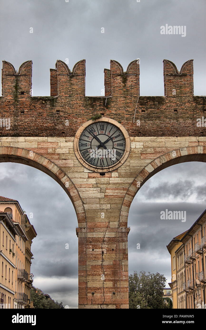 Medieval gates, verona hi-res stock photography and images - Alamy