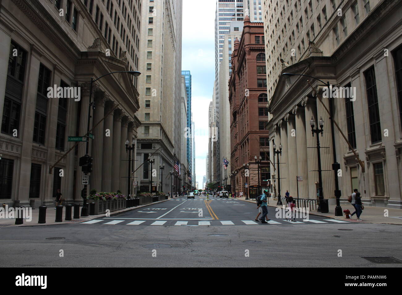 People cross a street in downtown Chicago Stock Photo - Alamy