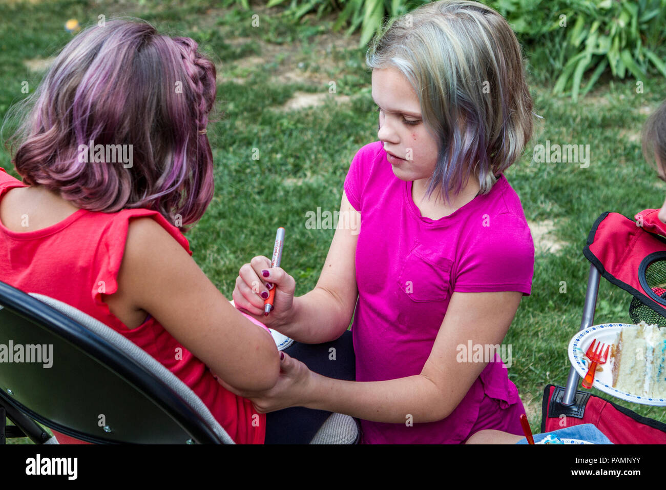 Signing cast broken arm hi-res stock photography and images - Alamy