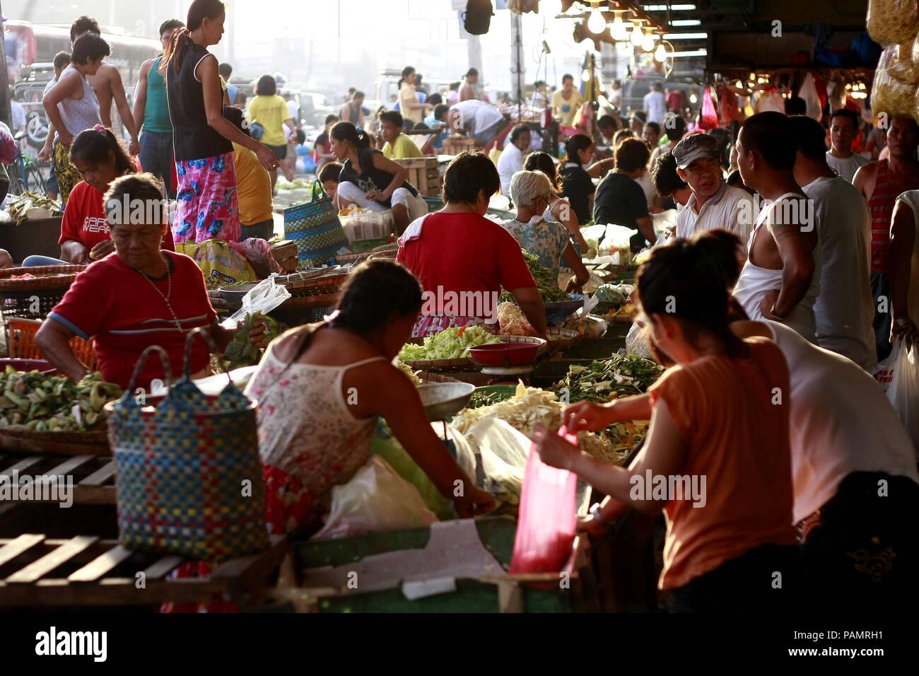 Manila philippines market woman hi-res stock photography and images - Alamy