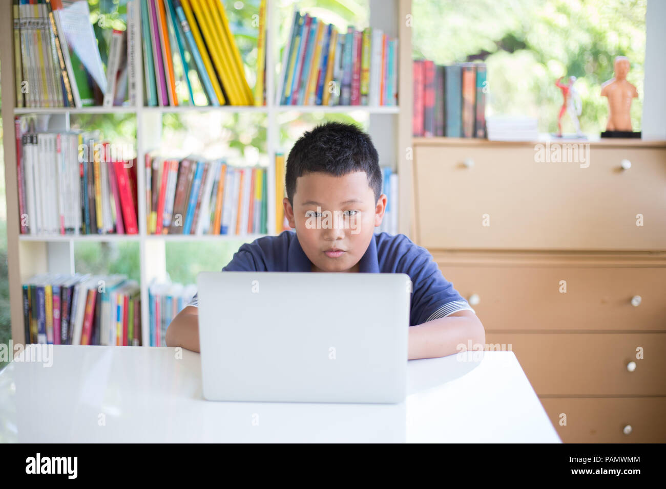 Kids computers in classroom hi-res stock photography and images - Alamy