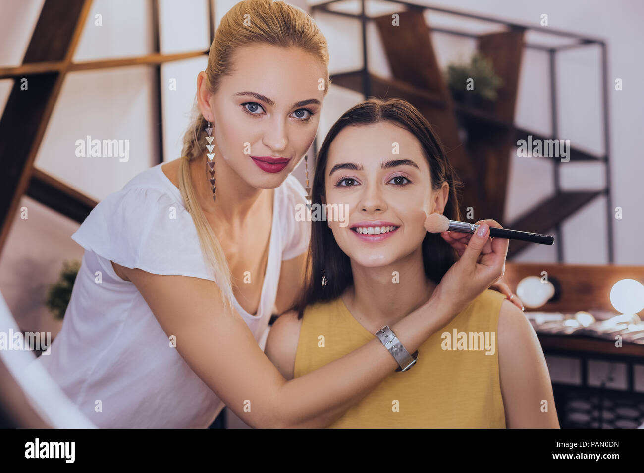 Makeup artist tutorial hi-res stock photography and images - Alamy