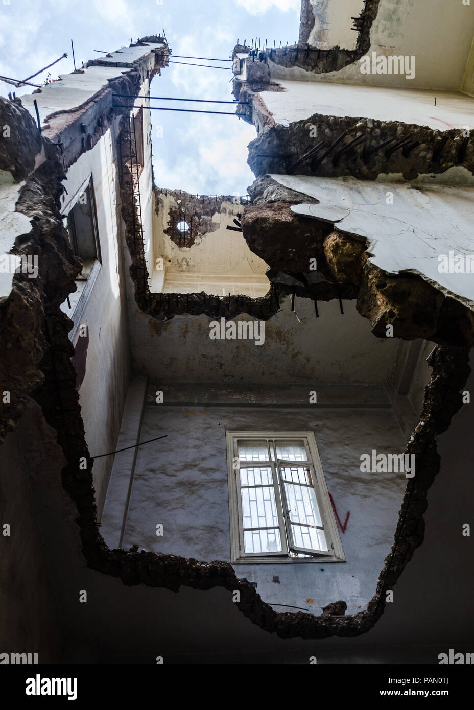Lebanon damaged building war hi-res stock photography and images - Alamy
