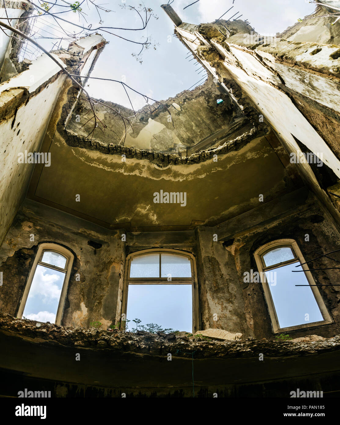 Lebanon damaged building war hi-res stock photography and images - Alamy
