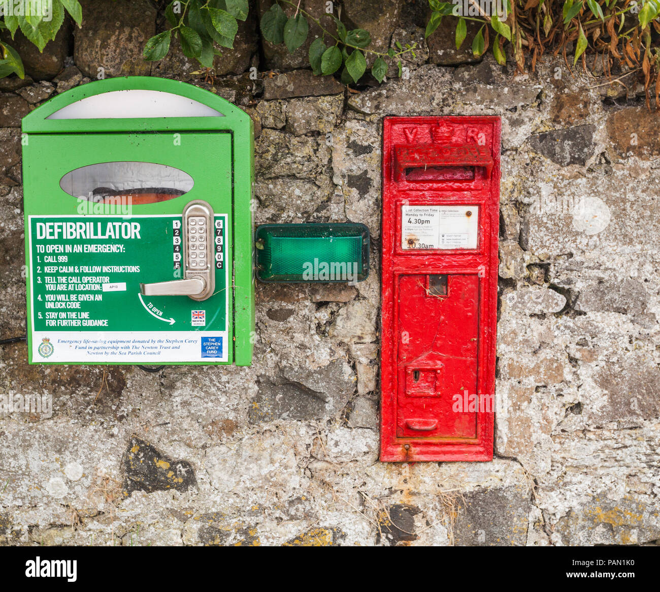 Wall mounted defibrillator hi-res stock photography and images - Alamy