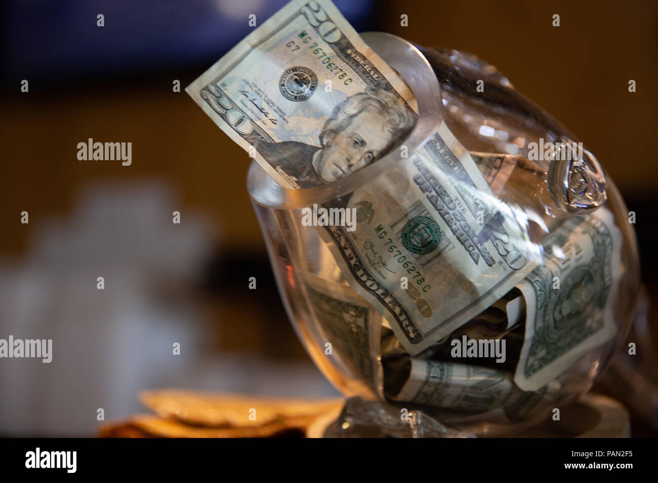 Big tip cash hi-res stock photography and images - Alamy