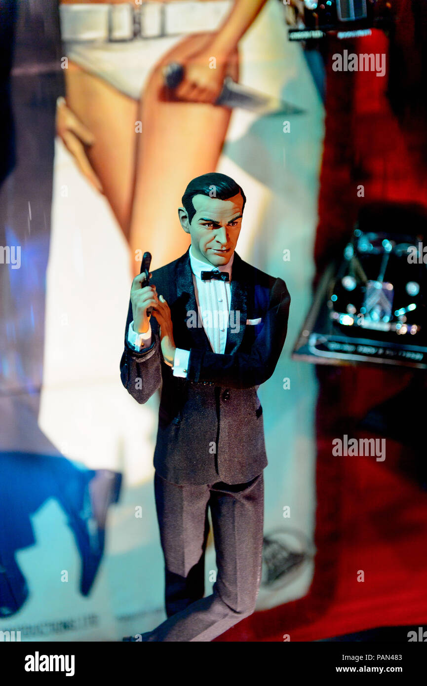 James bond action scene 007 hi-res stock photography and images - Alamy