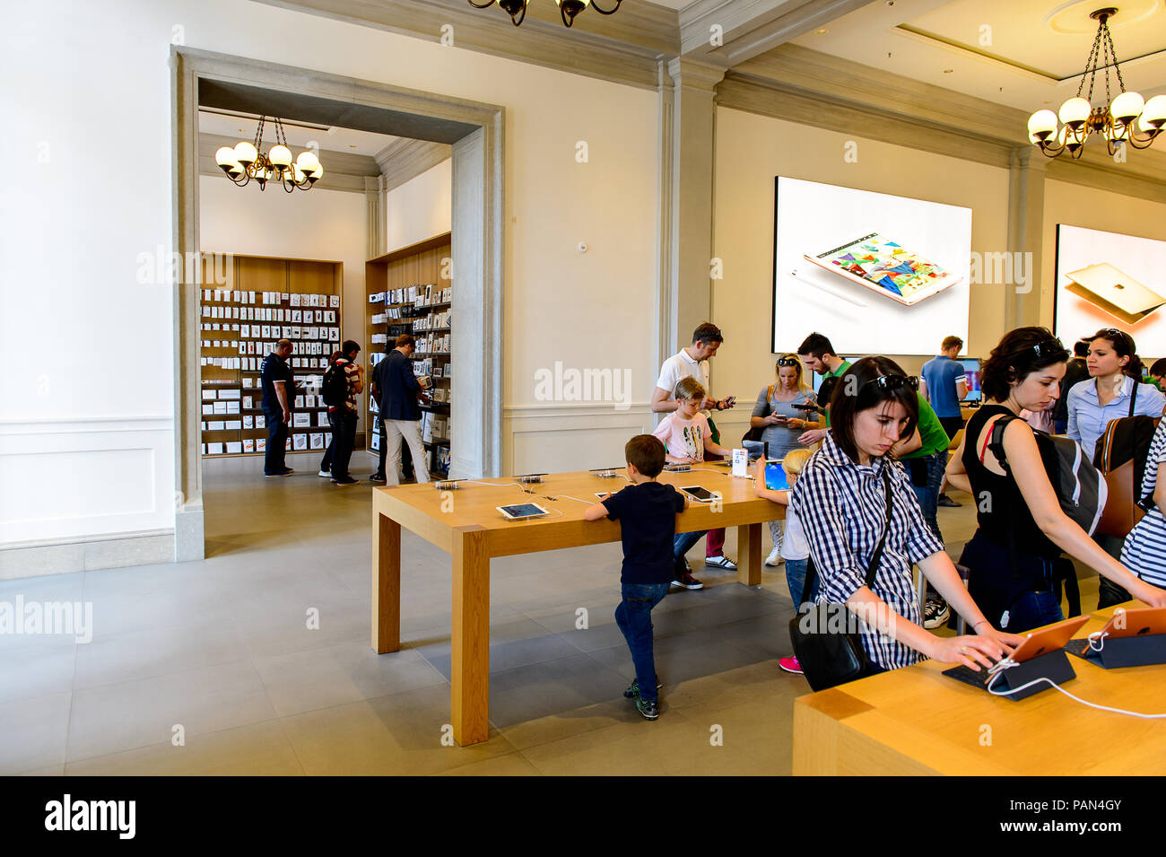 FLORENCE, ITALY - MAY 6, 2016: Apple store at the Piazza della ...