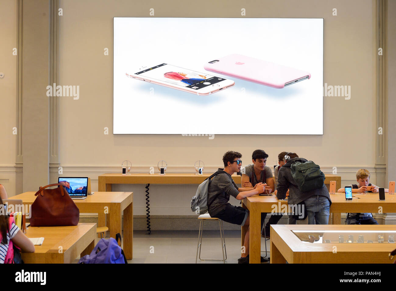 FLORENCE, ITALY - MAY 6, 2016: Apple store at the Piazza della ...