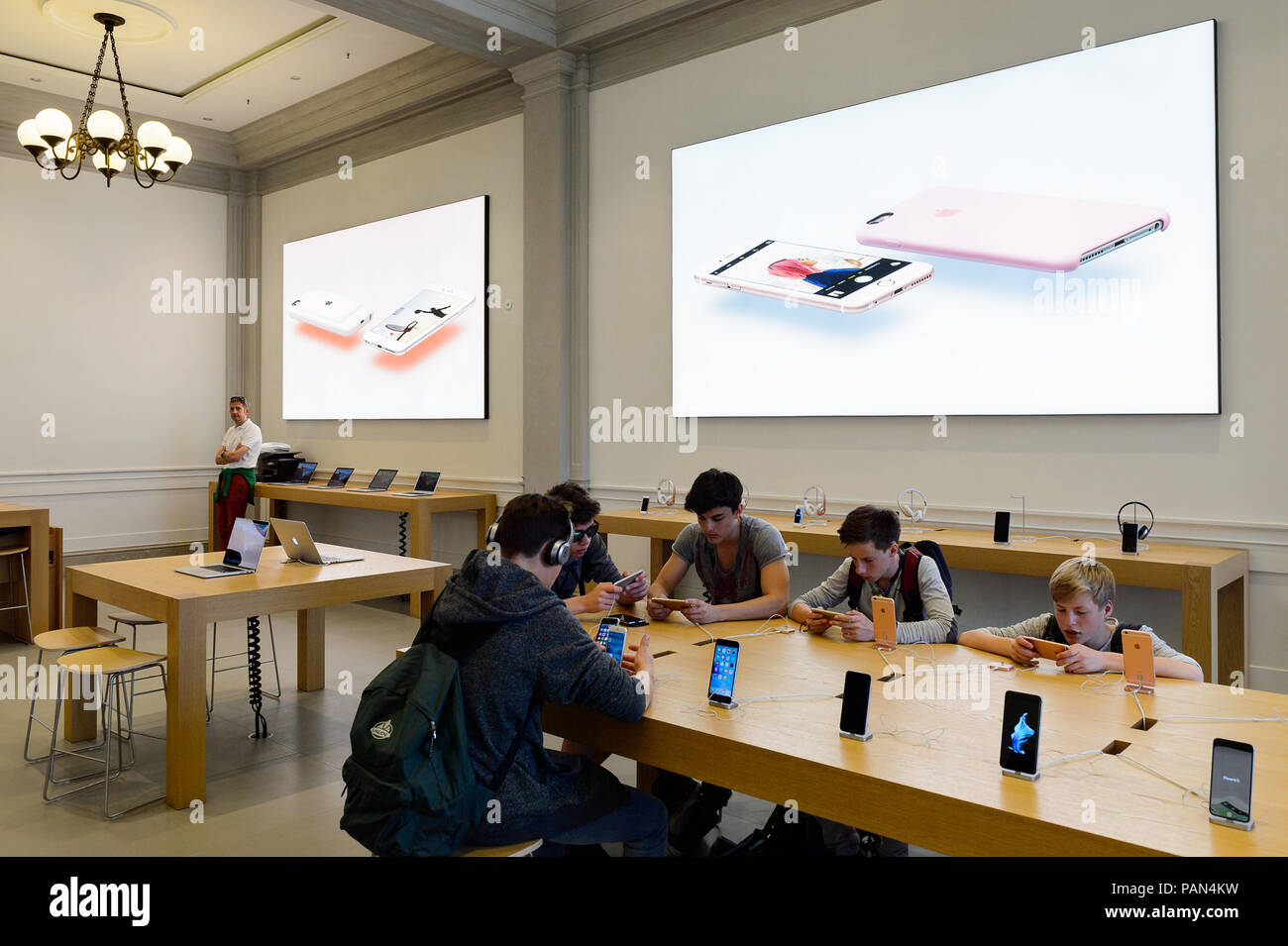FLORENCE, ITALY - MAY 6, 2016: Apple store at the Piazza della ...