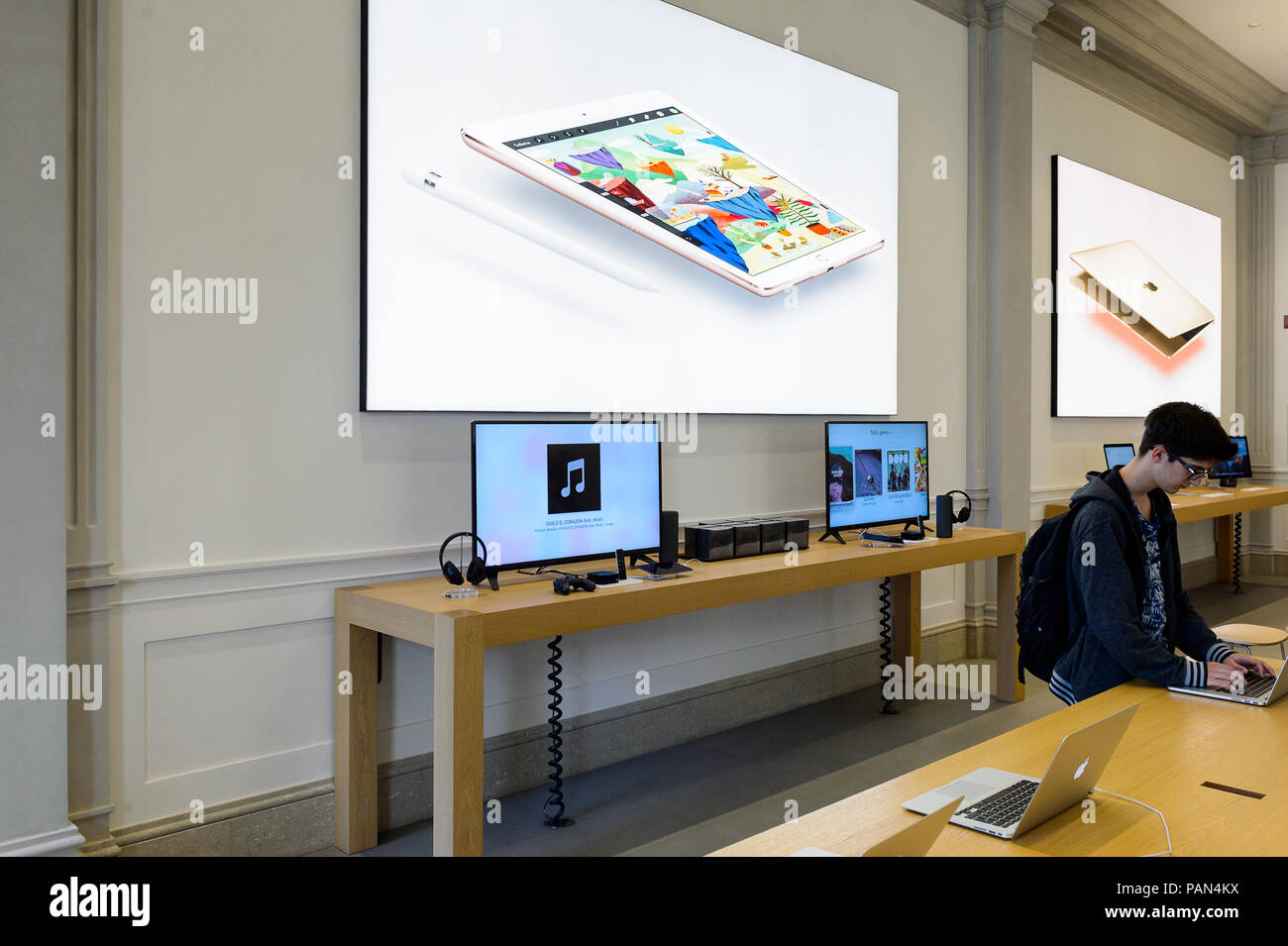 FLORENCE, ITALY - MAY 6, 2016: Apple store at the Piazza della ...