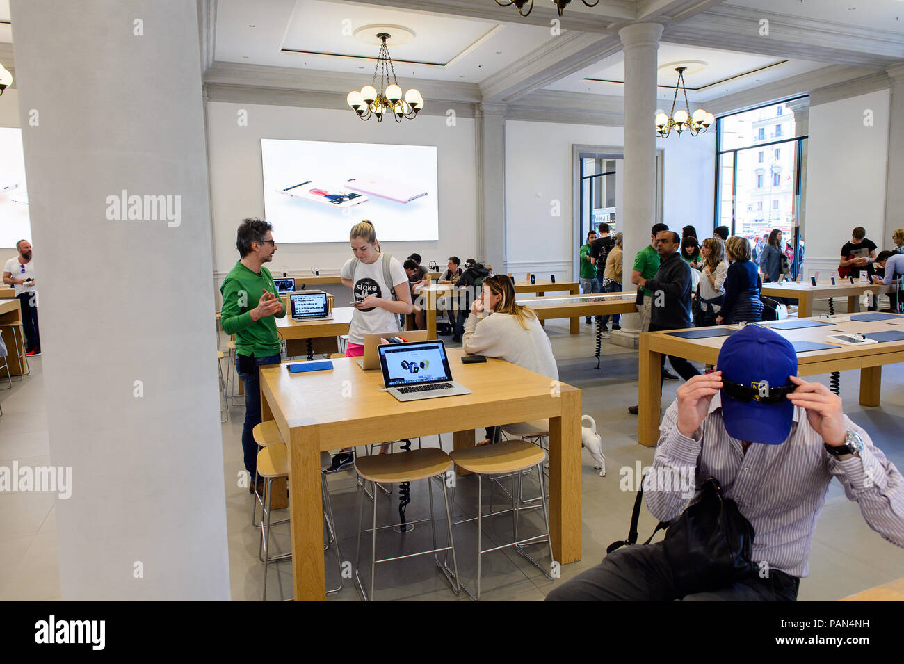 FLORENCE, ITALY - MAY 6, 2016: Apple store at the Piazza della ...