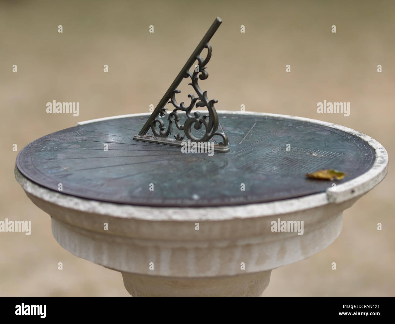 Vintage sundial hi-res stock photography and images - Alamy