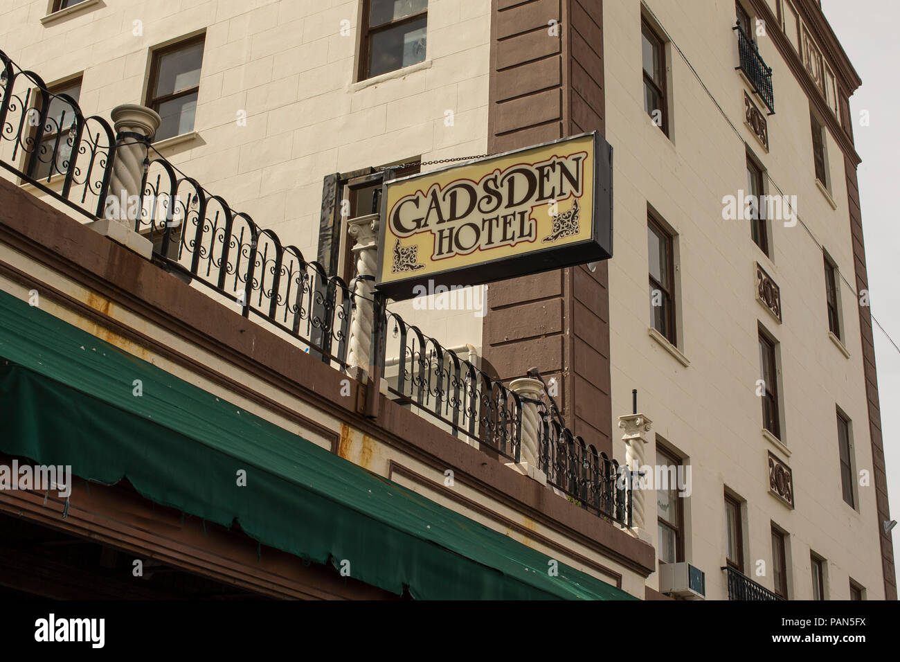 Haunted hotel sign hi-res stock photography and images - Alamy