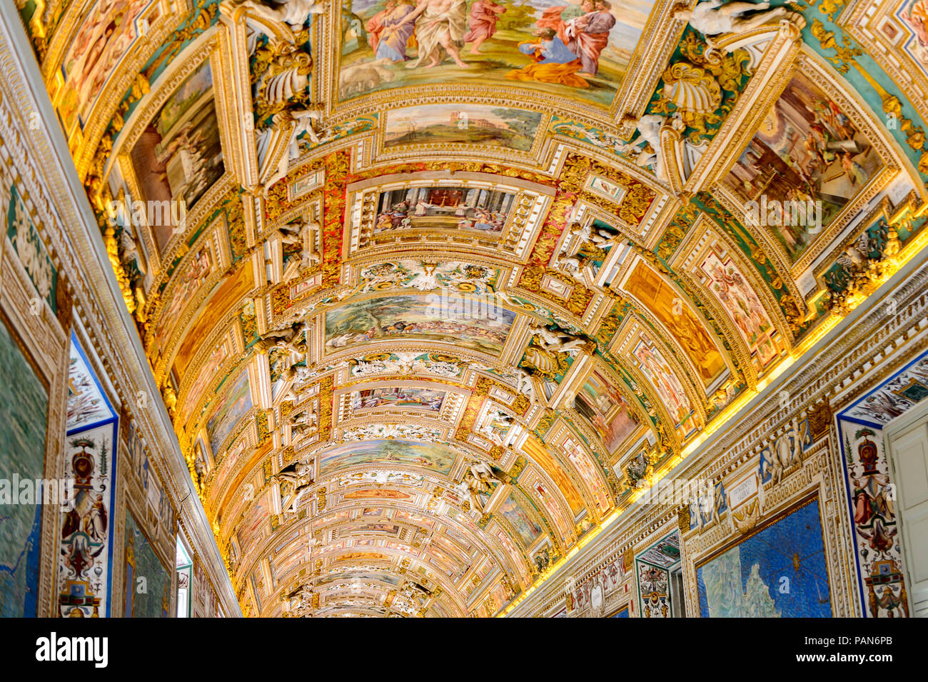 Vatican museum mural painting wall hi-res stock photography and images ...