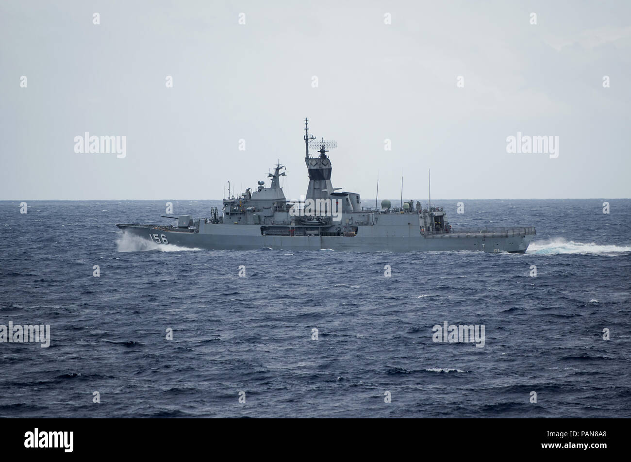 Australian navy frigate hmas toowoomba ffh 156 hi-res stock photography ...
