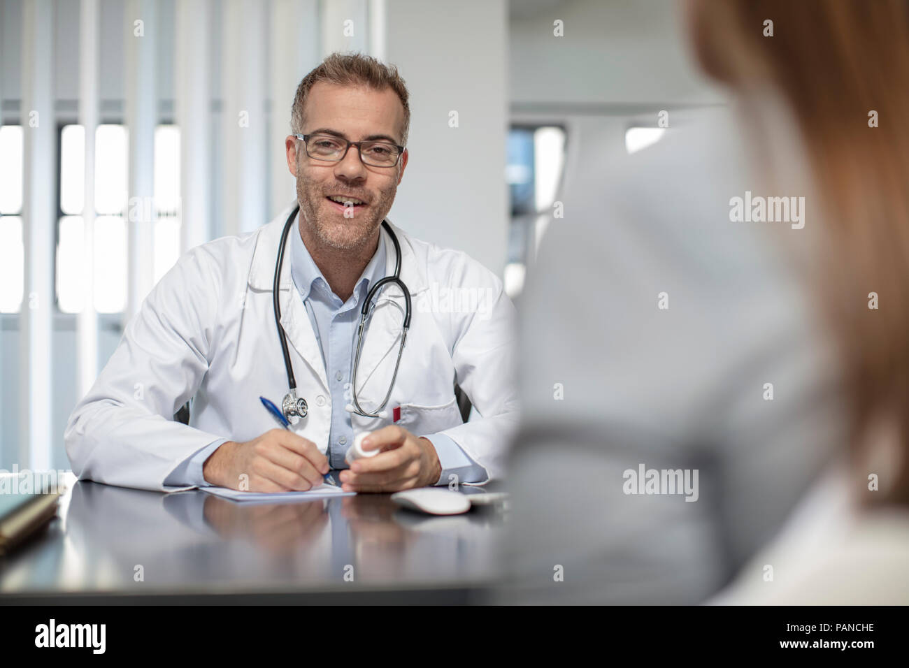 Doctor looking patient notes hi-res stock photography and images - Alamy