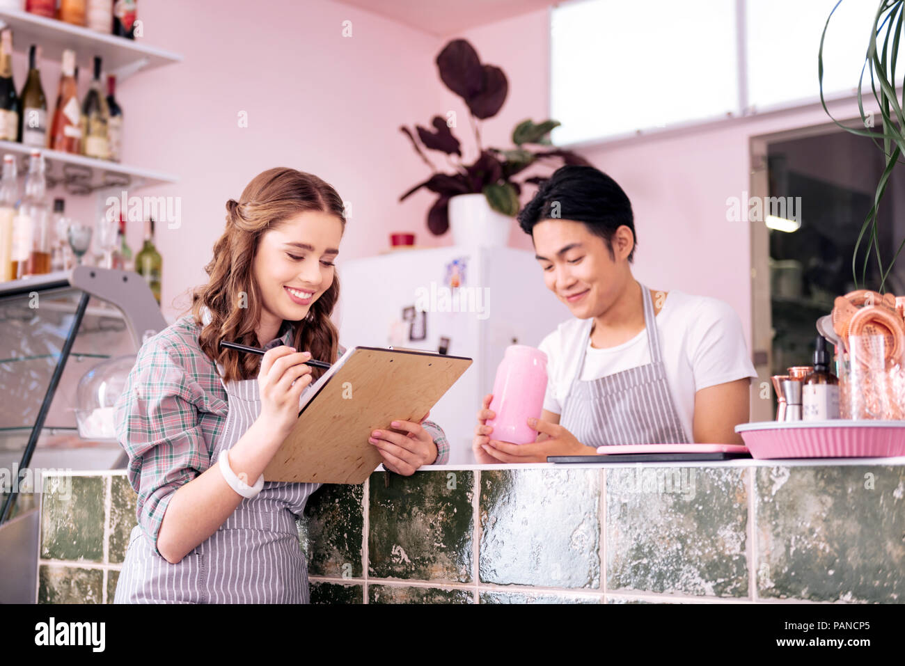 Assistant reading hi-res stock photography and images - Alamy