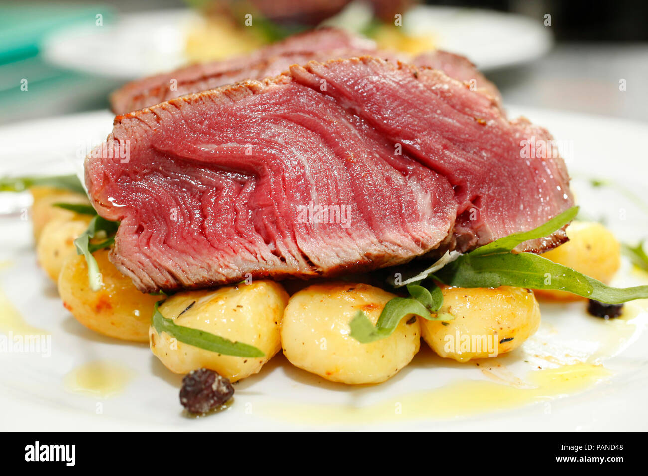 Young seared biftek very rare hi-res stock photography and images - Alamy