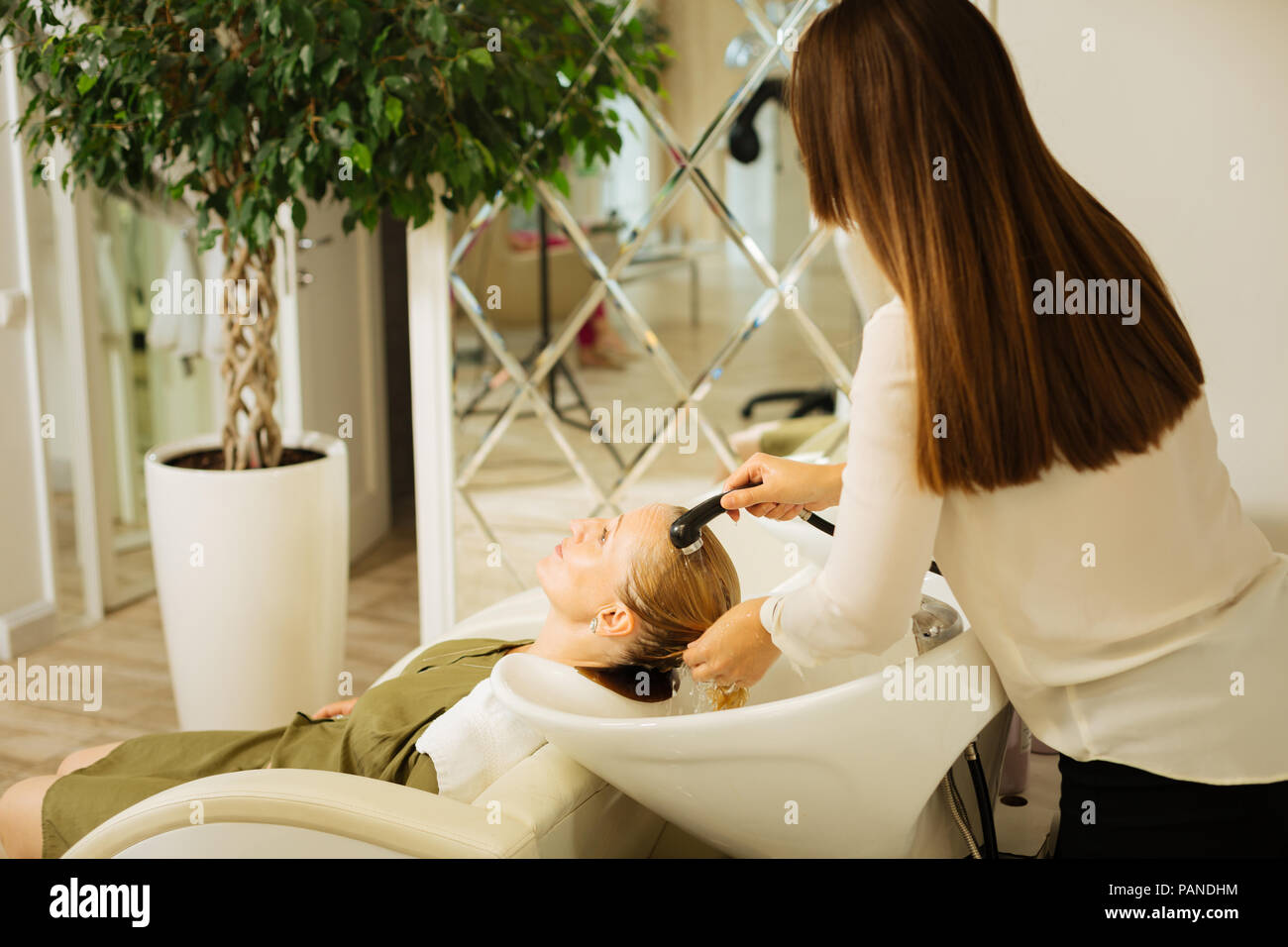 Head leaning backwards hi-res stock photography and images - Alamy