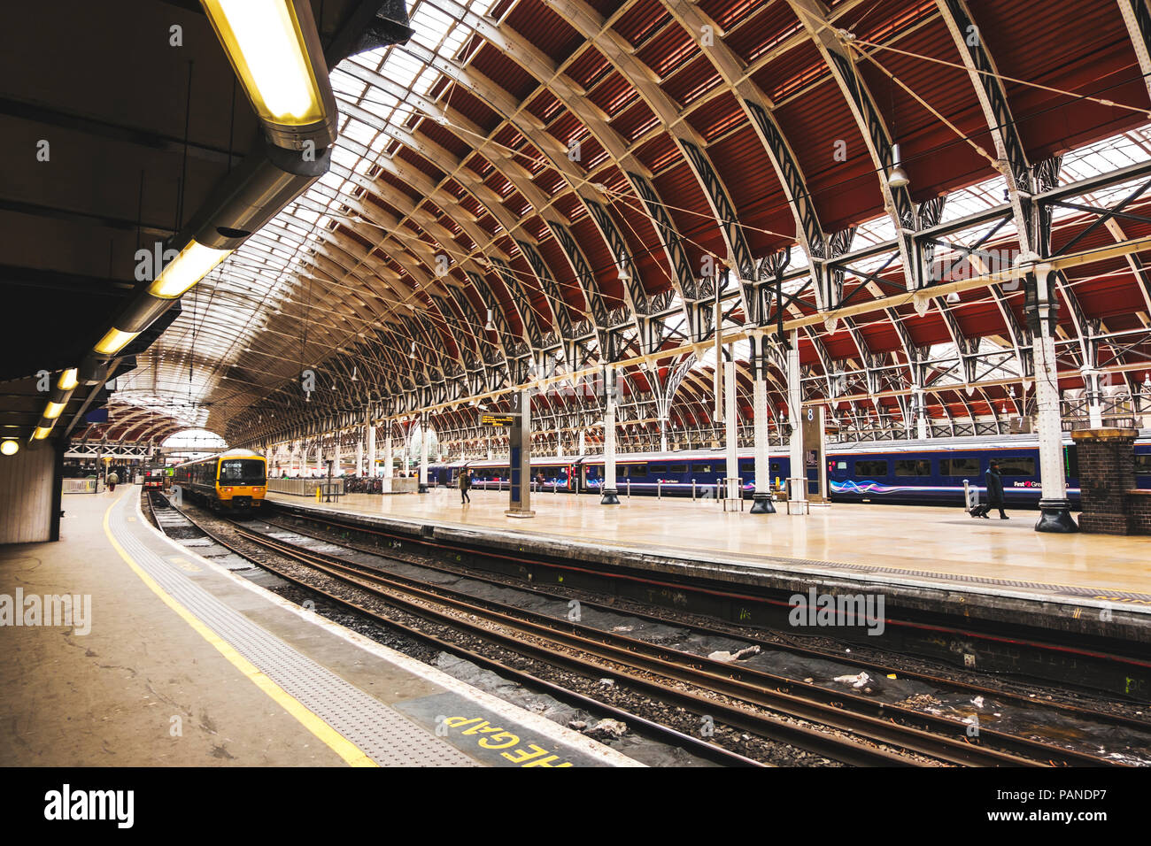 London, UK - March 20 2018: Wide interior view of Paddington station ...