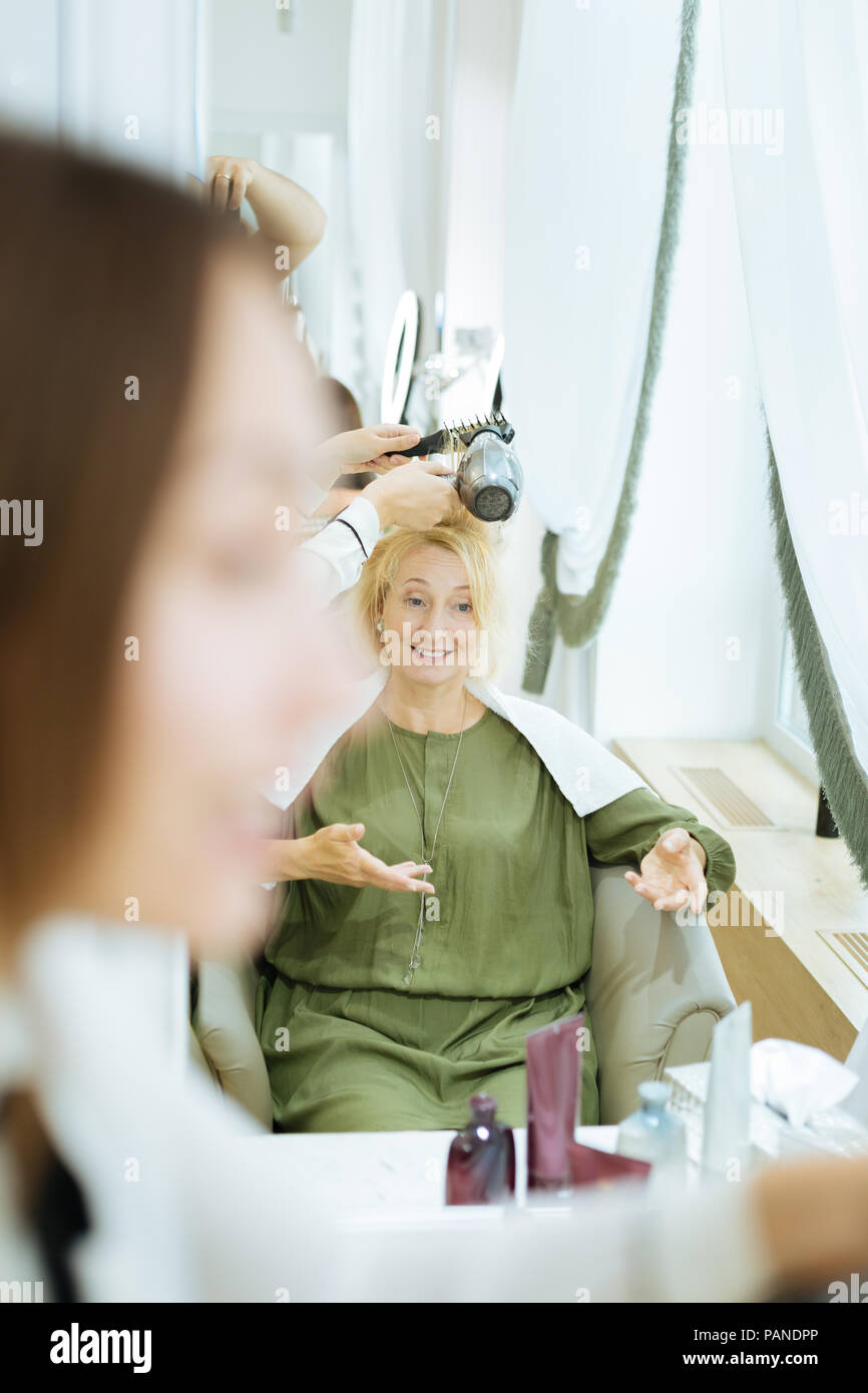 Hairdresser client talk hi-res stock photography and images - Alamy