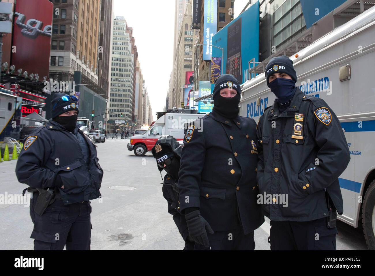 Policewoman in american police uniform hi-res stock photography and ...