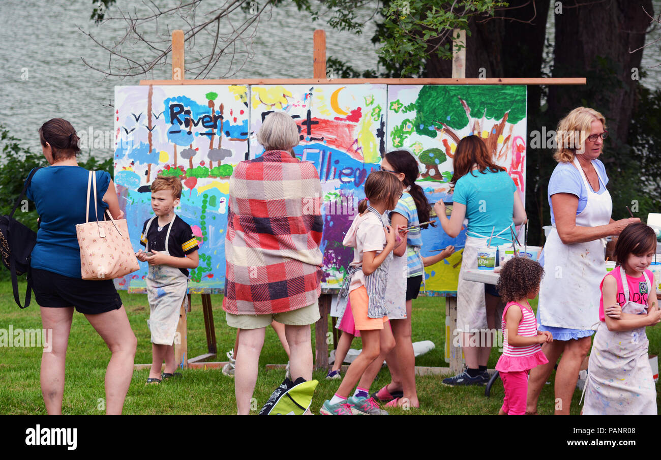 Children paint large mural with Amy Colley (Far Right) of the artistic ...