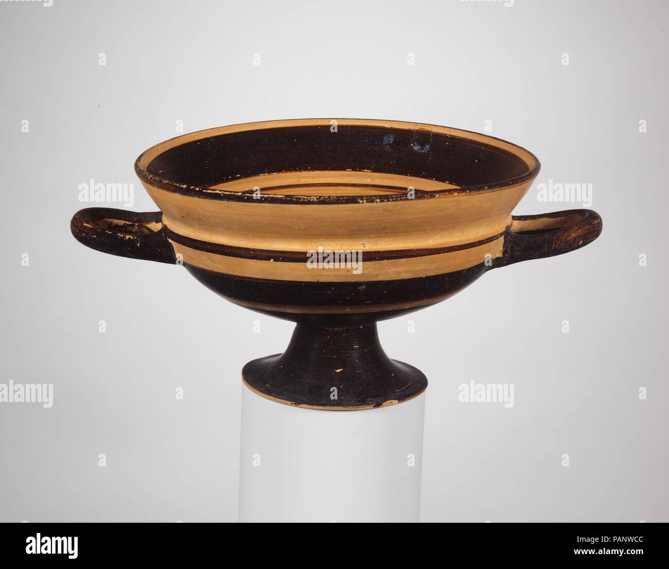 Ancient roman drinking cup hi-res stock photography and images - Alamy