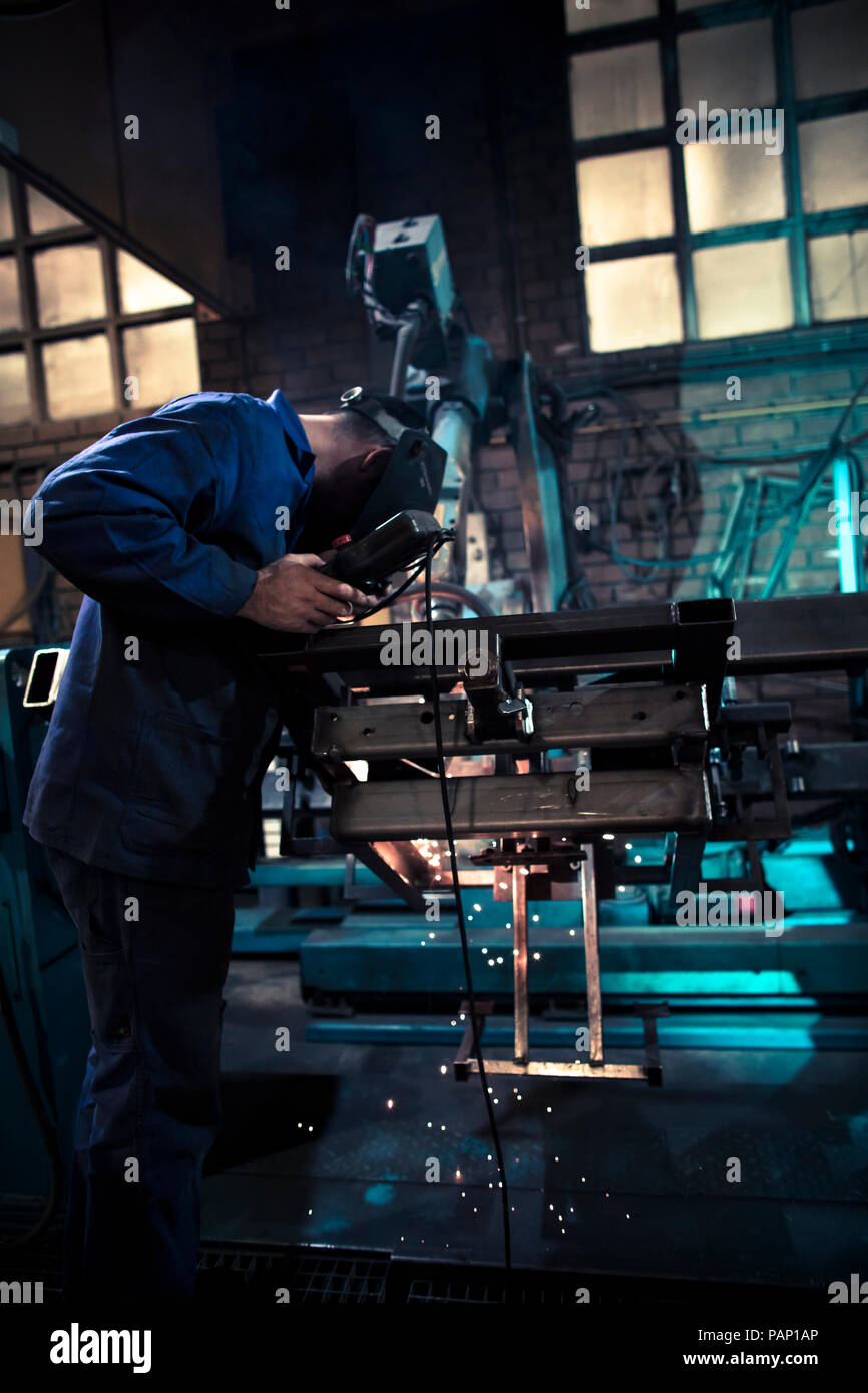 Robot welder hi-res stock photography and images - Alamy