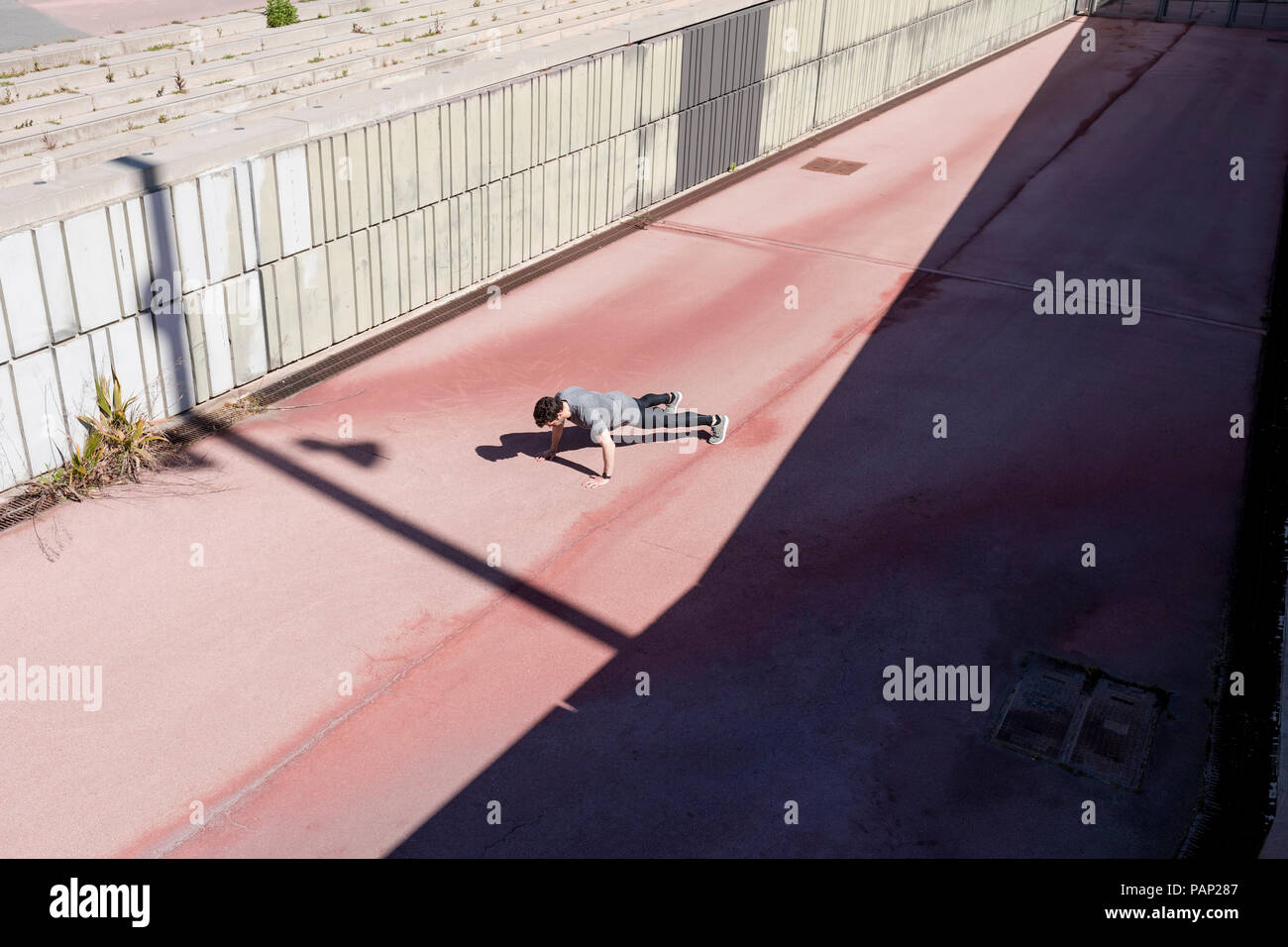 Man running between walls hi-res stock photography and images - Alamy