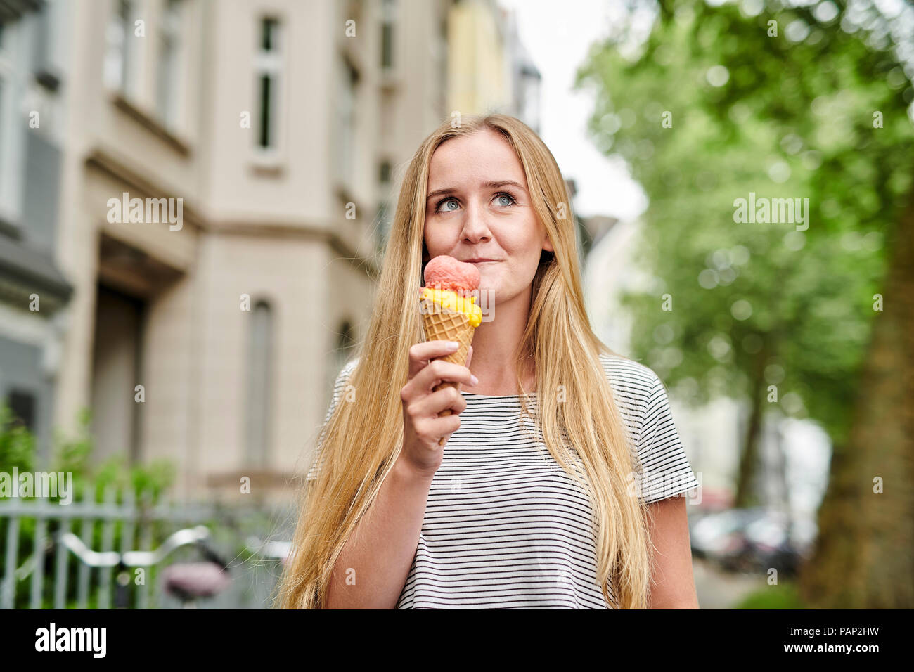 Ice cream cone stand hi-res stock photography and images - Alamy