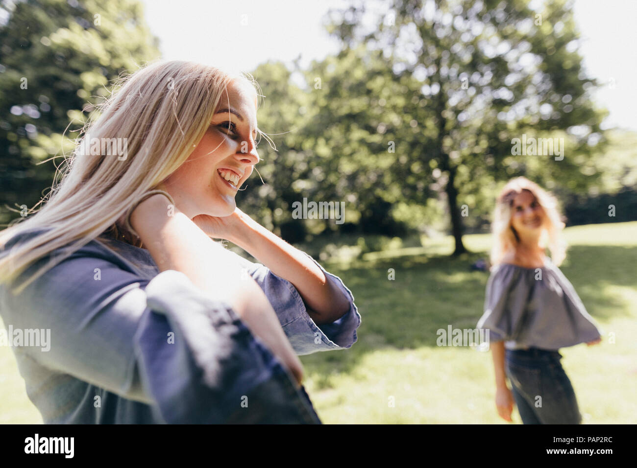 Women park hi-res stock photography and images - Alamy
