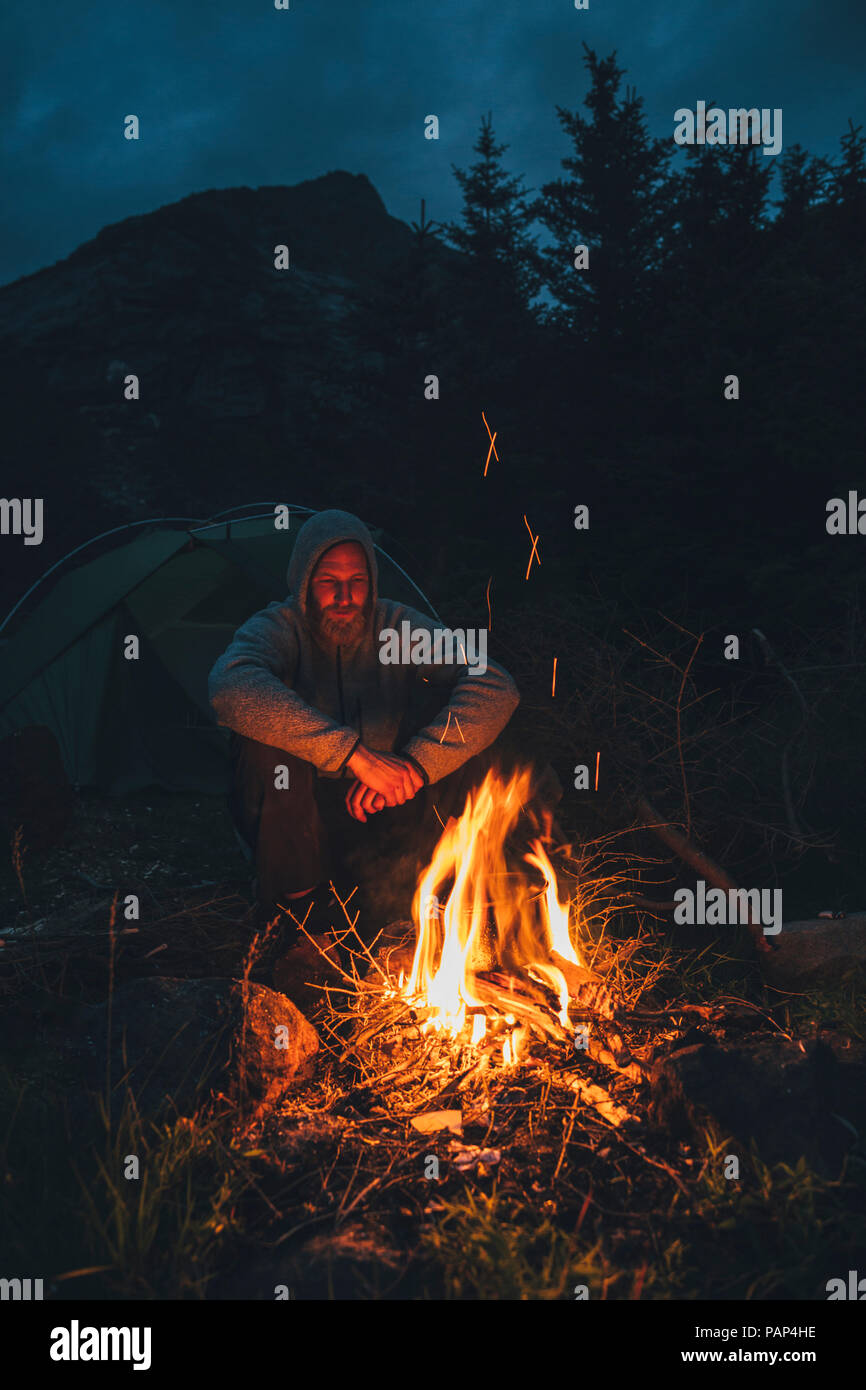 Bonfire man sit hi-res stock photography and images - Alamy