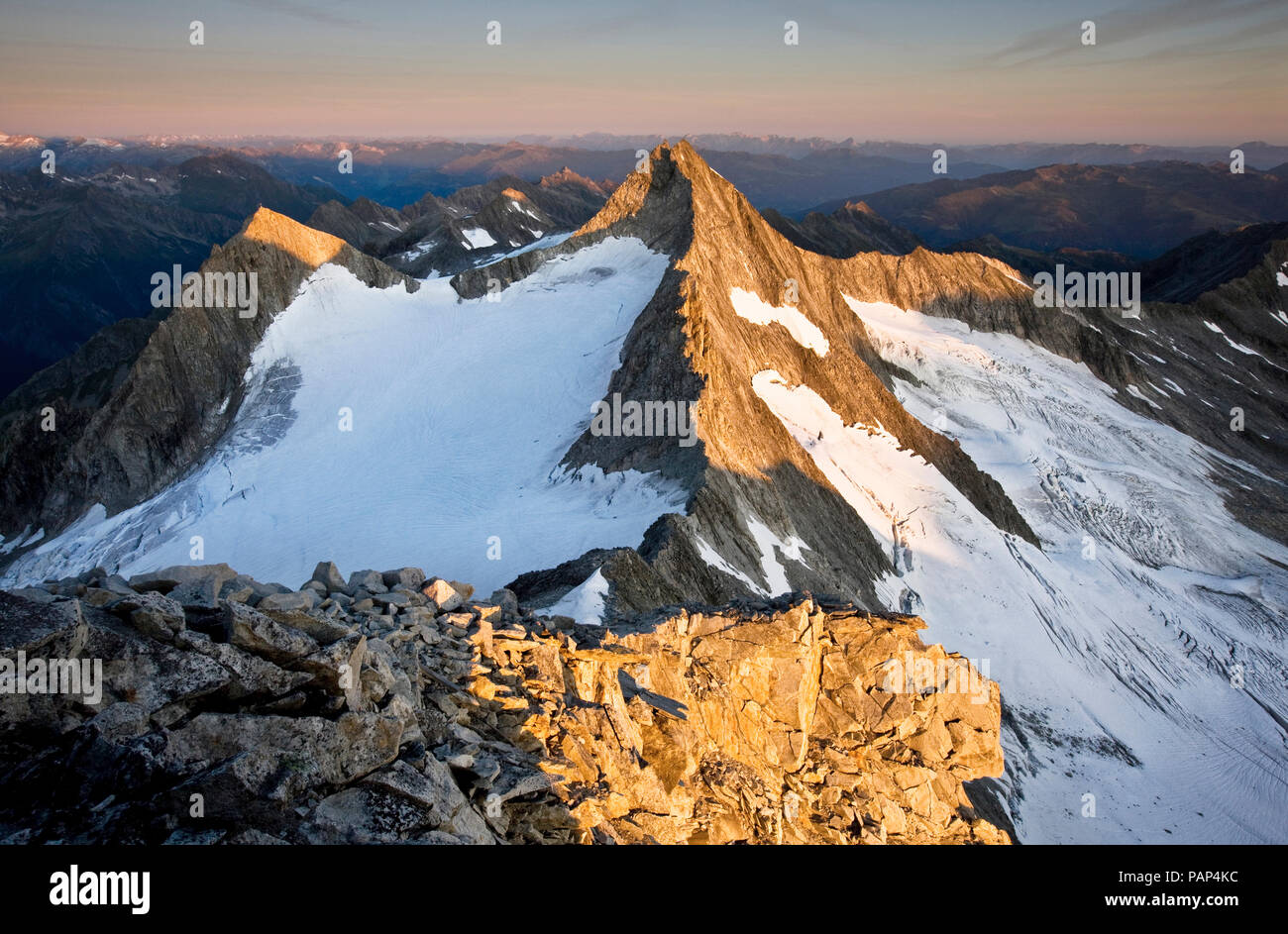 Glaciated valley scenery rocks hi-res stock photography and images - Alamy