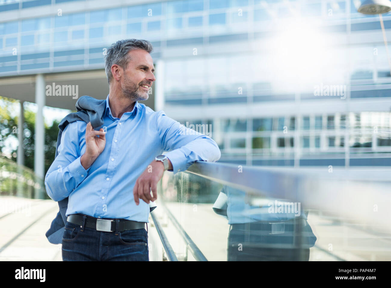 Human waiting hi-res stock photography and images - Alamy