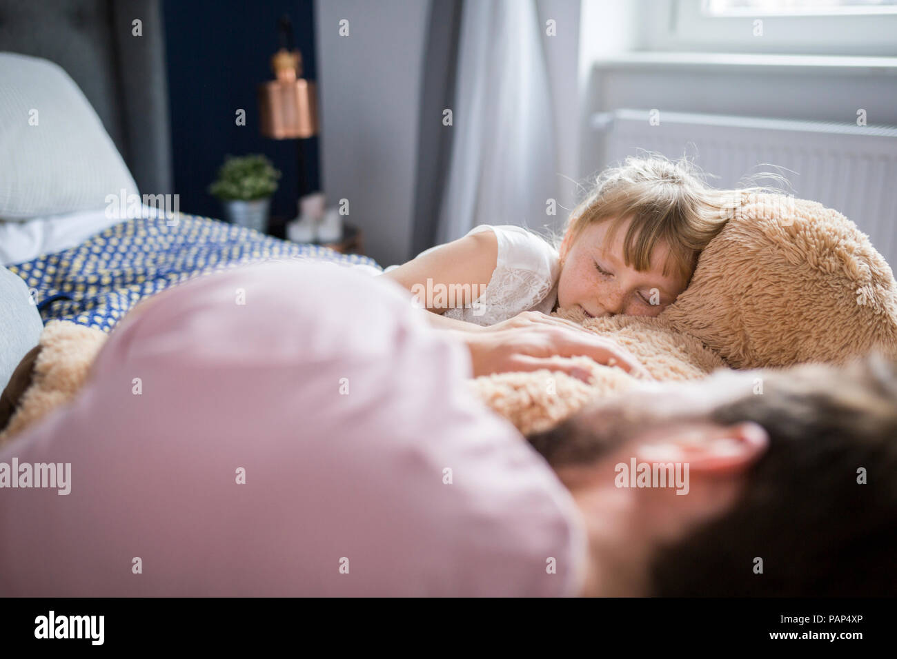 Father daughter cuddle hi-res stock photography and images - Alamy