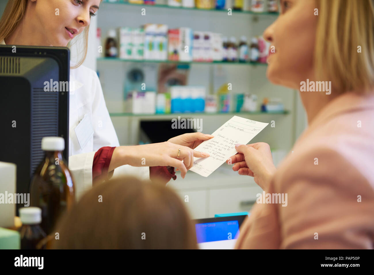 Advising hi-res stock photography and images - Alamy